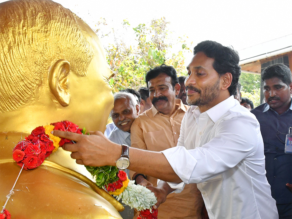 ఇడుపులపాయలో వైఎస్‌ జగన్‌ (ఫొటోలు) | YS Jagan Pays Tribute To Dr YS Rajasekhara Reddy At YSR Ghat ...